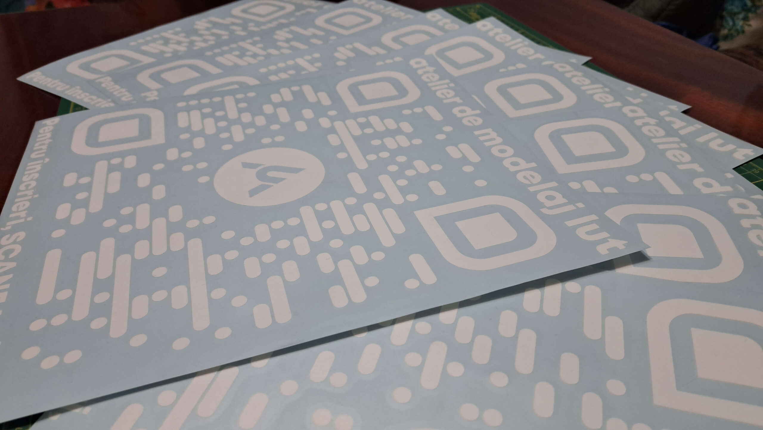 Cum se realizează un QR Code pe autocolant cutterat? • WallSign