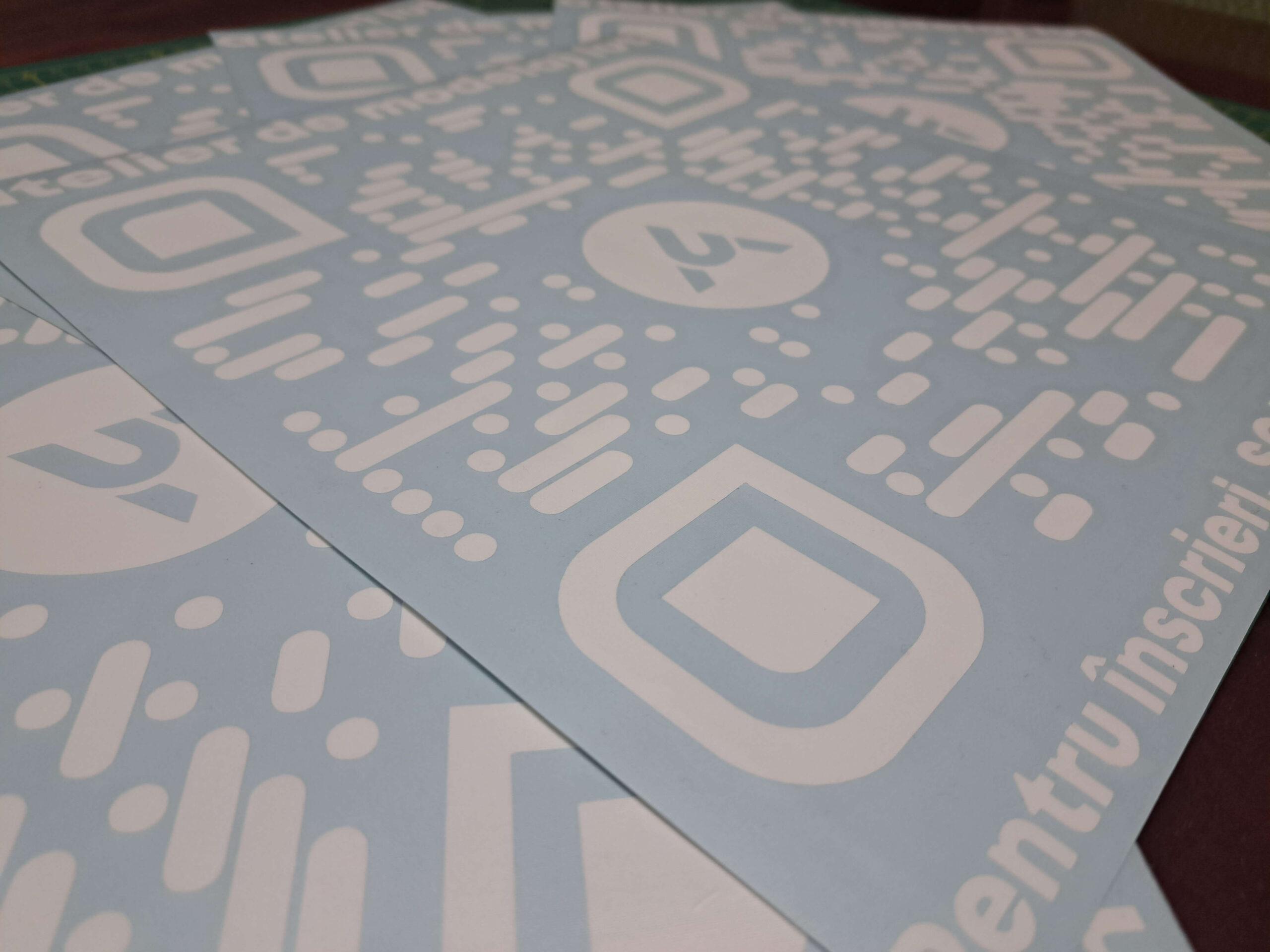 Cum se realizează un QR Code pe autocolant cutterat? • WallSign