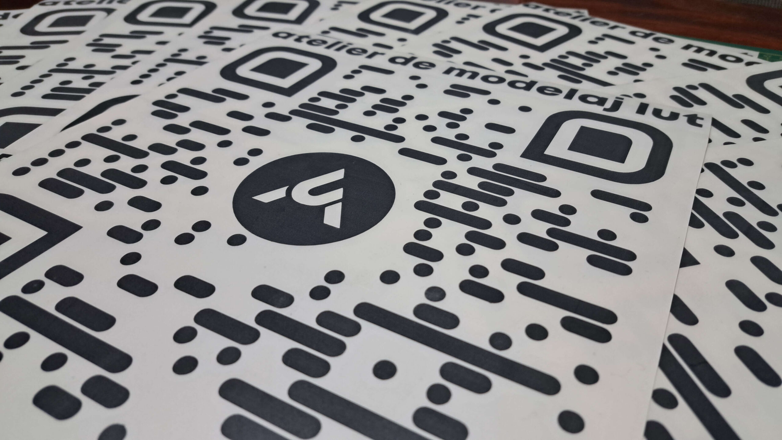 Cum se realizează un QR Code pe autocolant cutterat? • WallSign