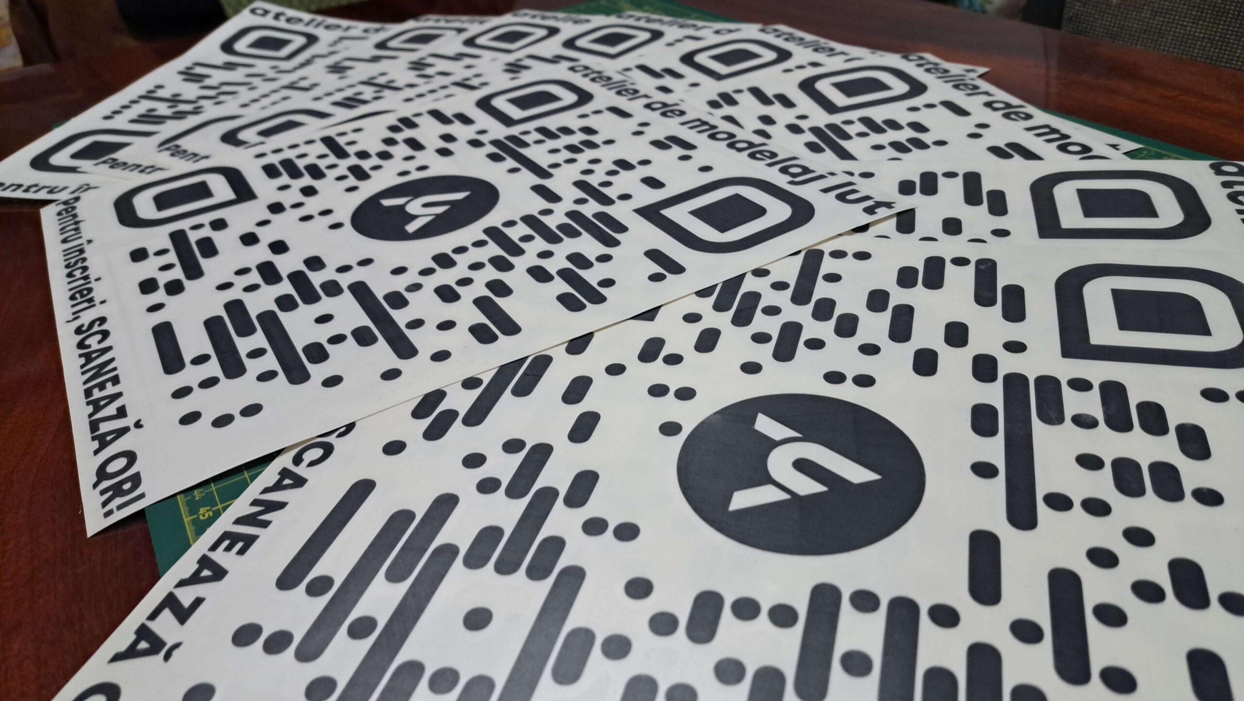 Cum se realizează un QR Code pe autocolant cutterat? • WallSign